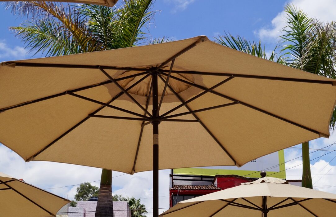 Parasol déporté professionnel : luxe pour terrasses chics
